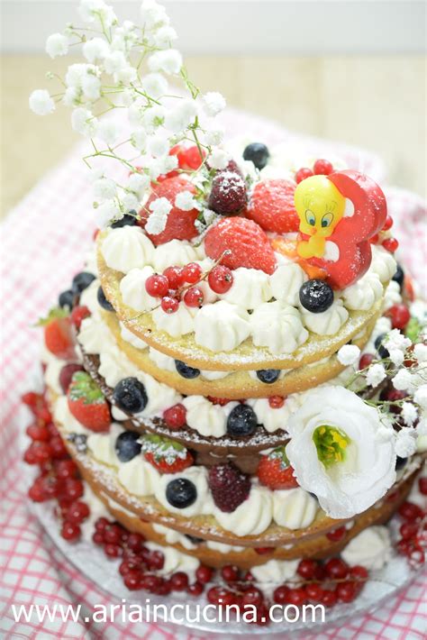Naked Cake ai frutti di bosco Buon compleanno Anais tra verità bugie