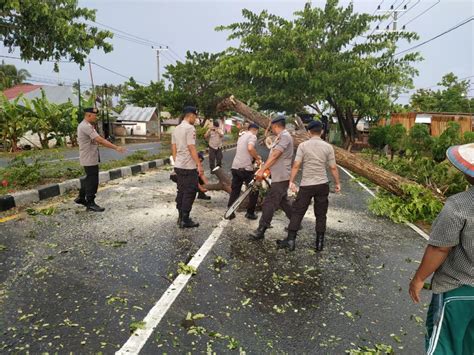 Aksi Heroik Dansat Brimob Bersama Personilnya Turun Langsung Bantu