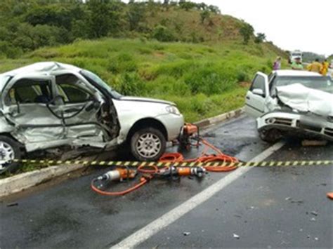 G1 Mulher morre em batida entre carros na MG 050 em Piumhi notícias