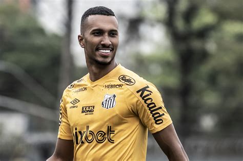 Titular nos últimos 13 jogos Lucas Braga é o jogador de linha do