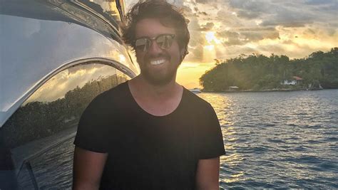 Olin Batista é flagrado curtindo restaurante amigos
