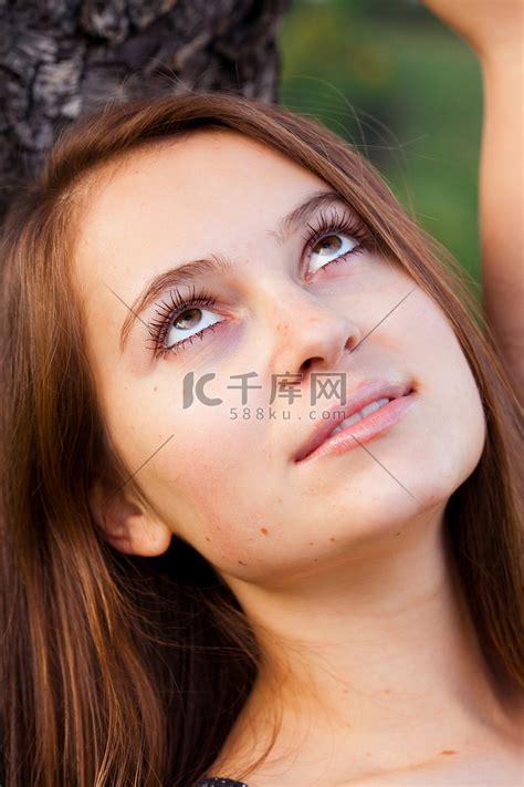 一个美丽的年轻女子在户外的肖像高清摄影大图 千库网