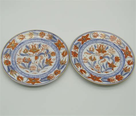 Bayeux Paris Paire d assiettes porcelaine décor de fleurs XIXe