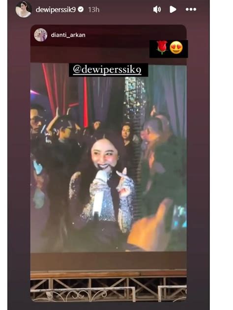 6 Potret Dewi Perssik Jadi Bintang Tamu Di Pernikahan Kakak Ipar Putri