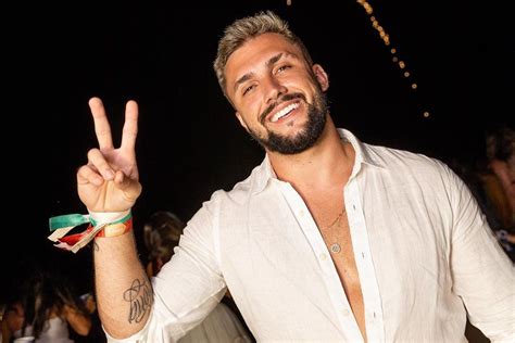 Ex BBB Arthur Picoli expõe detalhes da vida íntima 150 camisinhas