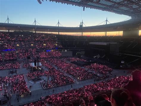 Public avec les lumières roses des lightsticks de Blackpink Paris