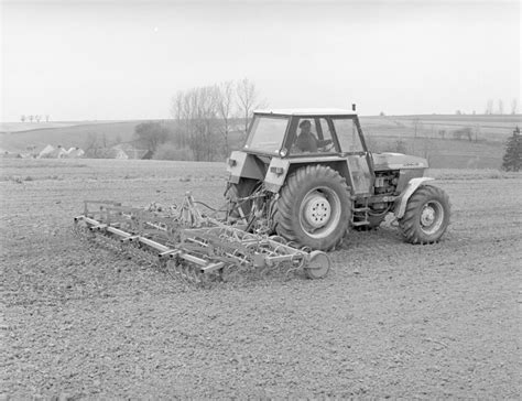 Rok 1989 rolnik indywidualny Bernard Morawiec ze wsi położonej w