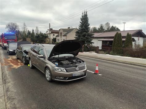Zderzenie dwóch aut na drodze krajowej numer 42 w Bliżynie Jedna osoba