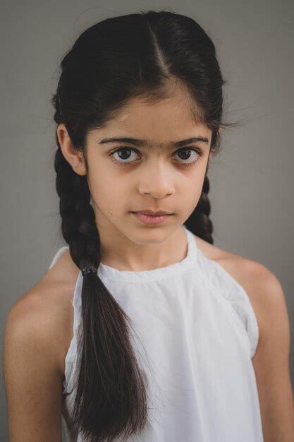Uma Menina Em Idade Escolar De Origem Britânica Indiana Exibe Diferentes Emoções Em Seu Rosto