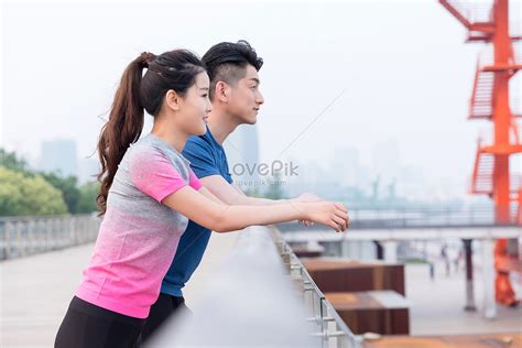 한 젊은 남자가 한 남자가 야외 활동을 쉬고 사진 무료 다운로드 Lovepik