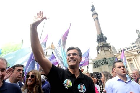 Rodrigo Garcia faz caminhada no centro de SP em 1º ato da campanha
