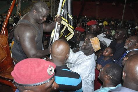 Lutte Sénégalaise Bombardier domine Modou Lô et conserve son titre de