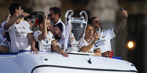 CHAMP15NS Parade Real Madrid Juara Liga Champions 2023 2024 Bola Net