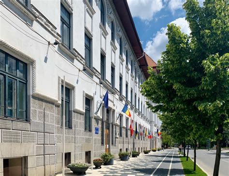 Un bărbat a încercat să dea foc steagurilor din faţa Primăriei