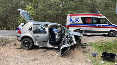 Poważny wypadek pod Warszawą Kierowca wjechał do rowu i uderzył w