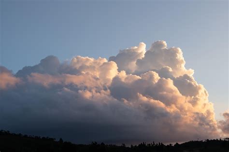 Grande formação de nuvens dramáticas ao pôr do sol em frente ao céu