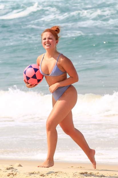De biquíni fio dental Larissa Manoela curte dia de praia no Rio