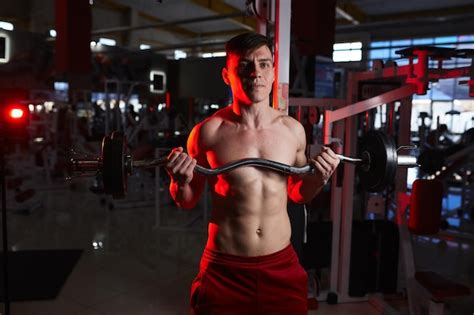 Gespierde Man Trainen In De Sportschool Doen Oefeningen Met Barbell Op