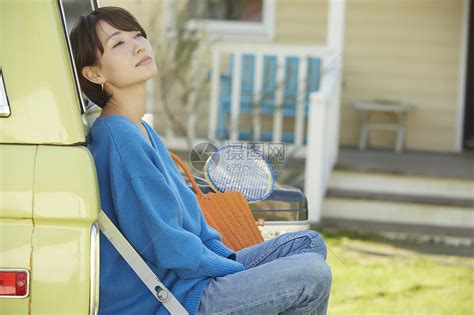 坐在副驾驶的女人高清图片下载 正版图片502171456 摄图网