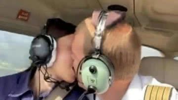 Piloto é demitido após gravar vídeo íntimo em pleno voo