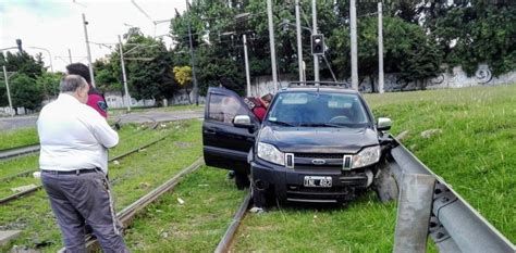 Un automovilista se distrajo con el celular y terminó sobre las vías