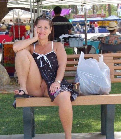 Dans un lieu public elle exhibe discrètement sa chatte Photos de