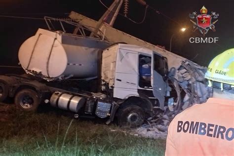 V Deo Caminh O Tanque Derruba Poste De Alta Tens O Na Df Metr Poles