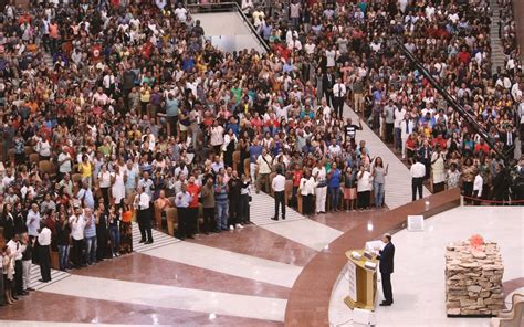 Bispo Edir Macedo realiza reunião de reinauguração da Catedral Mundial