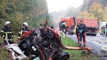 Dietzenbach Auto kracht frontal in LKW 21 Jähriger stirbt