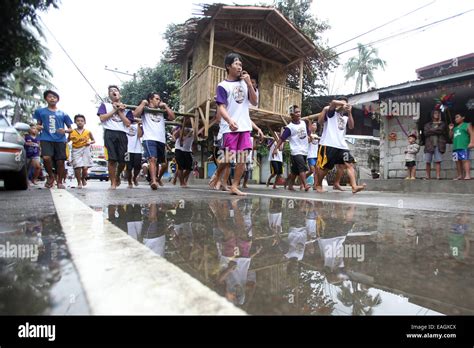 Pasig City Philippines 15th Nov 2014 Residents Run While Carrying A