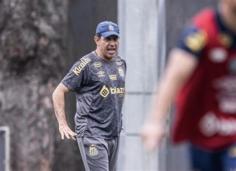 Carille foca em aprimoramento de passes e finalizações para duelo