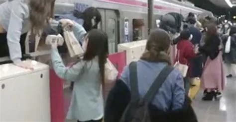 Vídeo homem fantasiado de Coringa ataca passageiros faca em trem