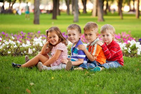 Groupe D Enfants D Amusement Sur L Herbe Verte Photo Stock Image Du