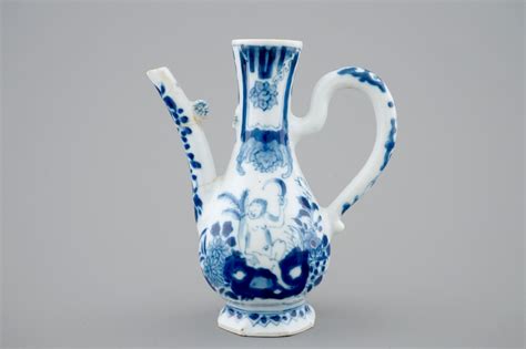 Une Verseuse En Porcelaine De Chine Bleu Et Blanc D Cor D Un Europ En