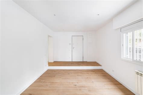 Quarto vazio após a renovação paredes brancas da janela e piso de
