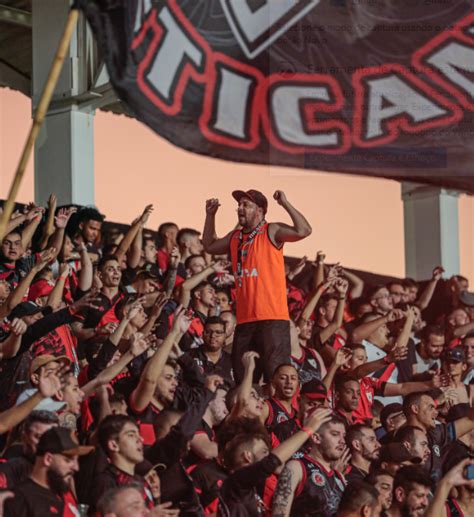 Atlético GO divulga ingressos esgotados para jogo contra o Corinthians