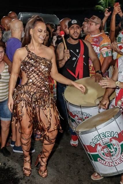 Paolla Oliveira Cai No Samba Em Ensaio De Rua Da Grande Rio