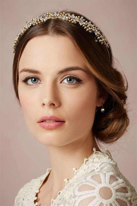 Le Bijou De Cheveux Et La Coiffure Romantique Rehausse Le Maquillage