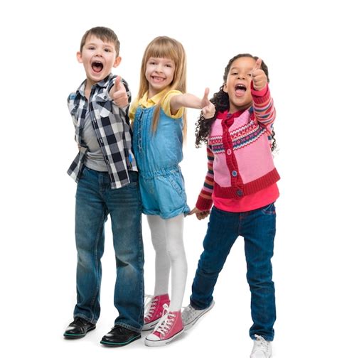 Grupo de niños posando en un estudio Foto Premium