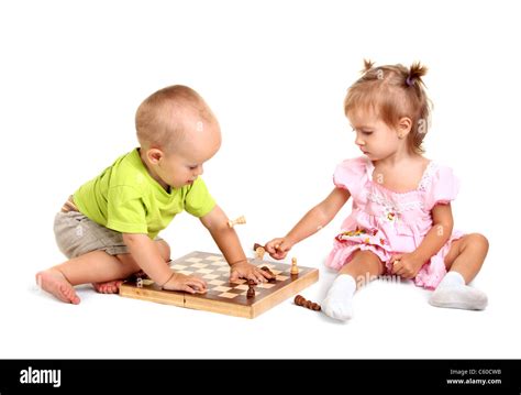 Niños jugando ajedrez Imágenes recortadas de stock Alamy