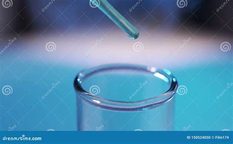 Em Um Laborat Rio Um Cientista Uma Pipeta Analisa Um L Quido