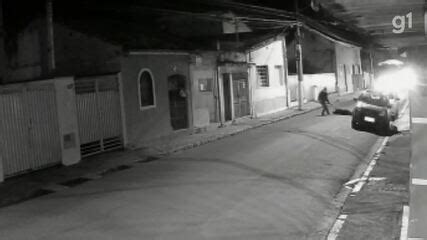 VÍDEO flagra momento em que homem espanca mulher na rua em Caçapava