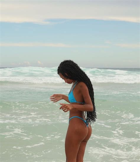 Aretha Influencer Filha De Rodriguinho Posa Na Praia E Ganha Elogios