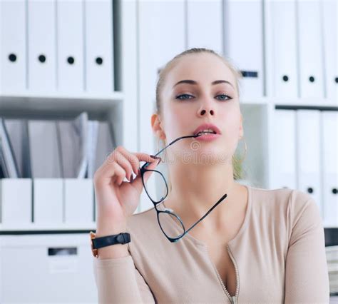 Sexy Sekretär Zieht Sich Im Büro Im Flirt Und Im Wunsch Aus
