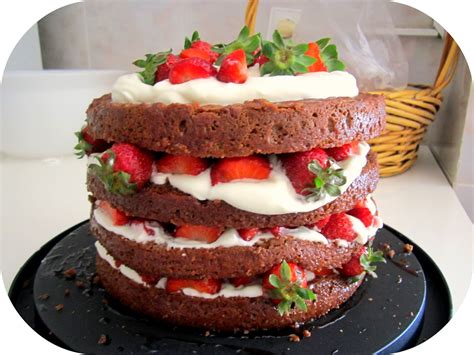 ChezMarta Bolo Naked De Chocolate Morangos E Chantilly