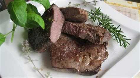 Steak sanft gegart mit Zitronen Kräuterbutter Rezept kochbar de