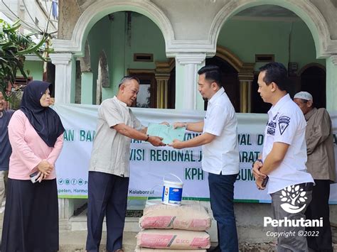 Perhutani Perhutani Serahkan Bantuan TJSL Untuk Sarana Sanitasi Layak