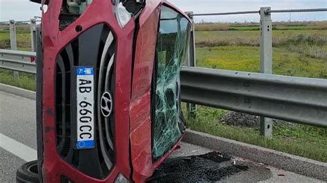 Aksident në aksin Levan Vlorë Përmbyset makina plagoset 30 vjeçarja