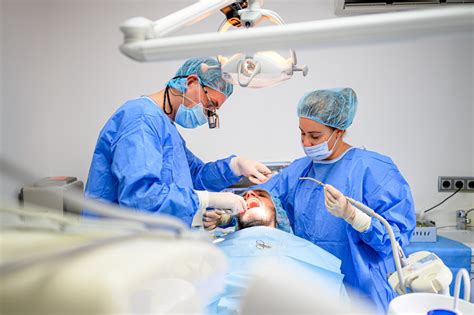 Cómo hacer cirugía de implantes dentales Implantes Dentales en Cuenca