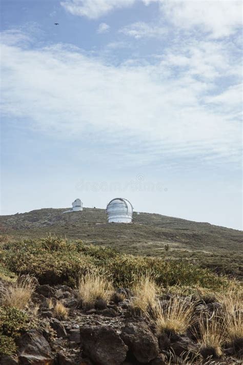 Telescópios Do Observatório De Roque De Los Muchachos No Alto Da Colina